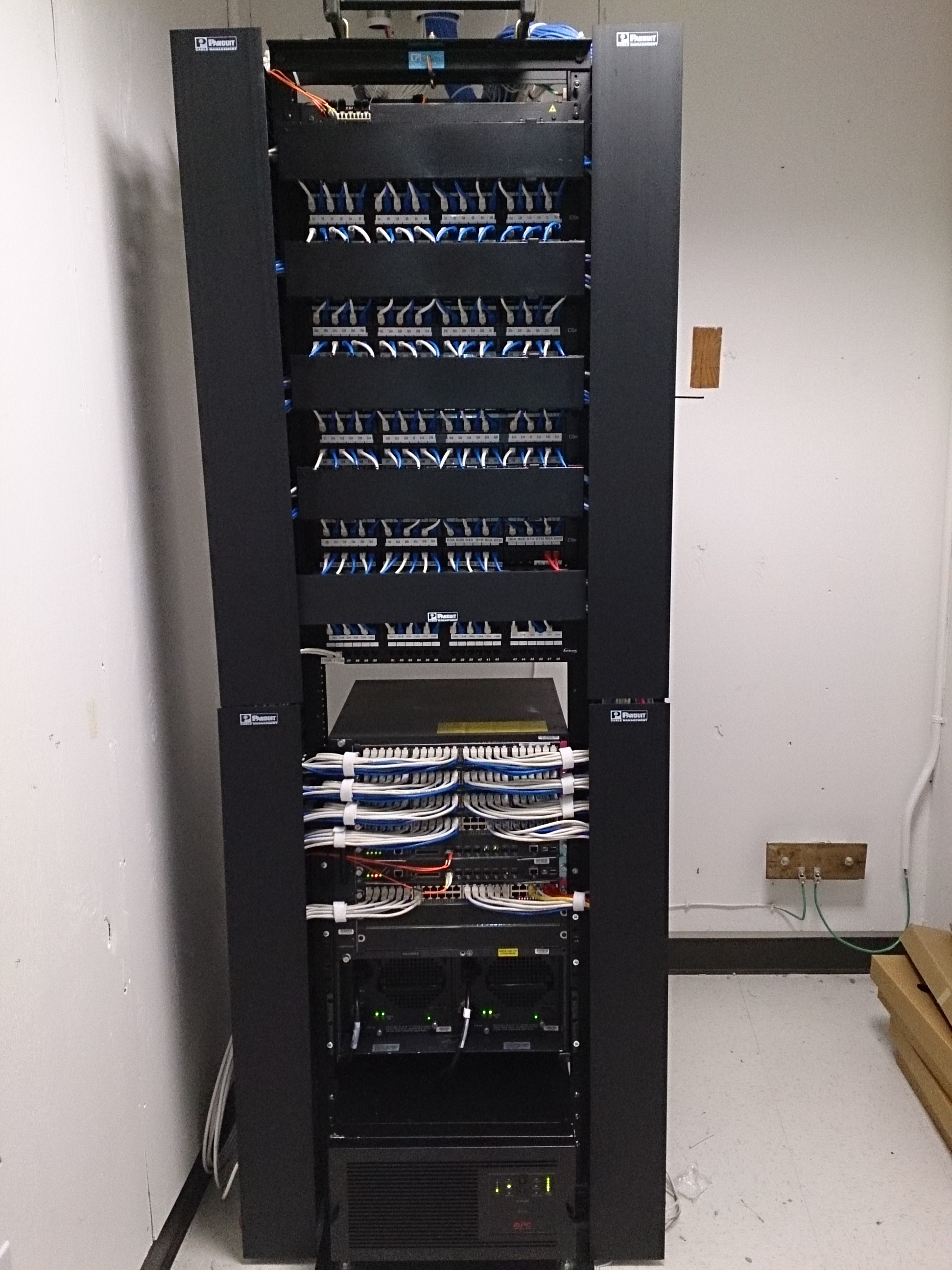 Before and After Pics of upgraded server room : r/Sysadminhumor